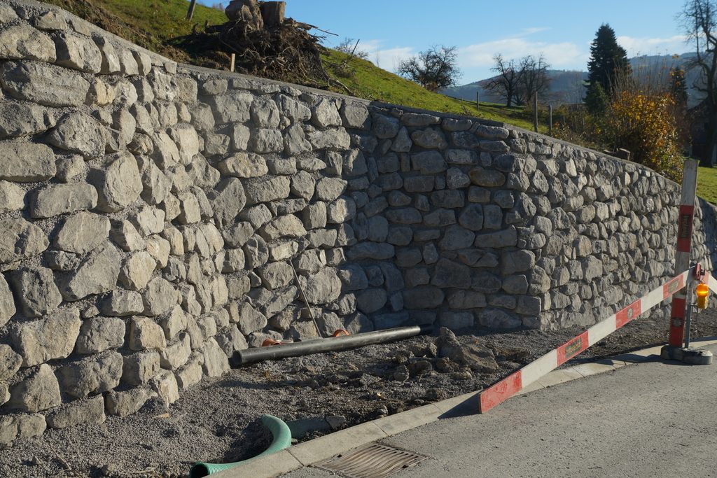 65 Meter lange Mauer aus Natursteinen - Tüüfner Poscht